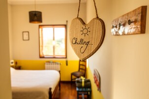 Minibar, secretária, secretária adequada para computadores portáteis 