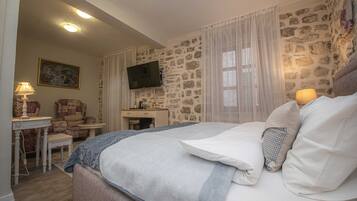 Quarto Duplo Deluxe, 1 cama king-size | Com decoração personalizada, com mobília individualizada, secretária