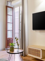 One-Bedroom Apartment with Balcony | Individualmente decorados, individualmente mobiliados, cortinas blackout