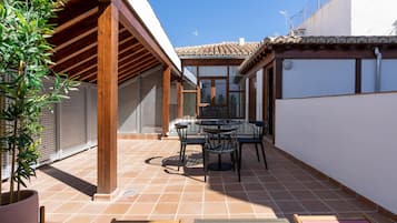 One-bedroom Apartment with Rooftop Terrace | Terraço/pátio interior