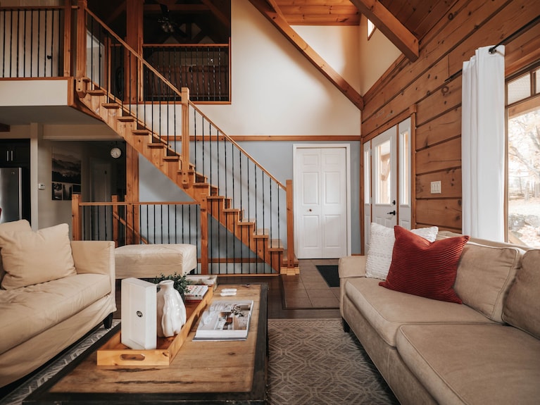 Private Cabin Getaway, Located On 16 Acre Property. (Pet Friendly!) - Ontario