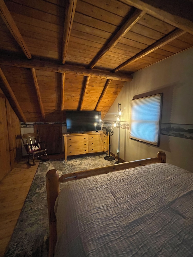 Secluded Log Cabin With Trail To North Point County Park To The Beach. - South Haven, MI