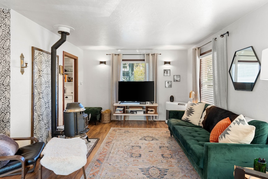 Mountain Bungalow Close To Waterfalls - McCloud, CA