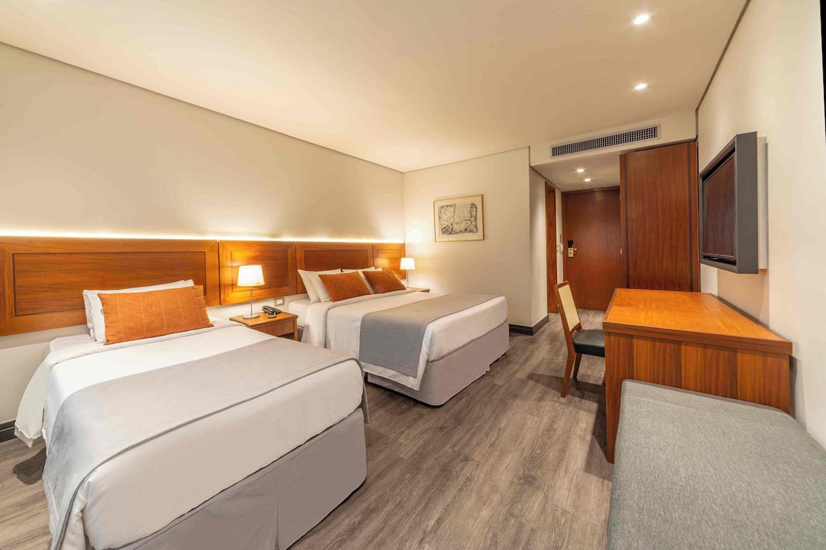 Standard Triple | Roupa hipoalergénica, minibar, cofre no quarto, secretária
