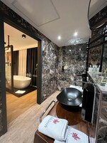 Quarto júnior, 1 cama Queen, para não fumantes, suíte | Banheiro | Secador de cabelo, chinelos, toalhas de banho 