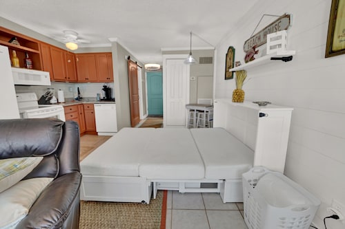 Beautiful Beach Front Studio Condo With Private Patio And Beach Access - Florida