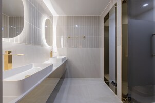 Quarto Quádruplo Familiar | Casa de banho | Produtos de higiene exclusivos, um secador de cabelo, roupões, chinelos