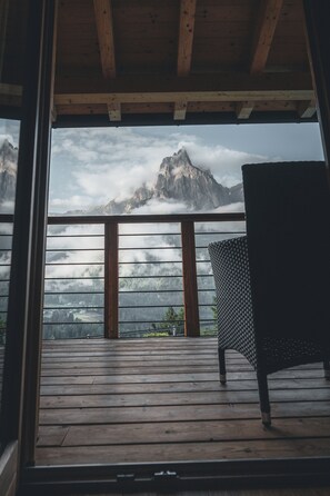 Suíte luxo | Roupas de cama antialérgicas, cofres nos quartos, Wi-Fi de cortesia