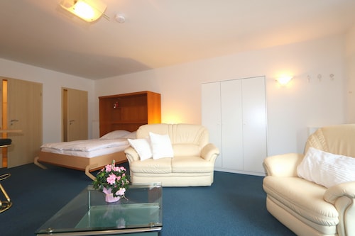 Studio Apartment With Terrace, Own Parking Space And A Small Lake 500 M Away - Rostock