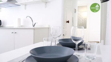 Estúdio conforto | Espaço de cozinha compartilhada | Máquina de café expresso, geladeira grande, micro-ondas, cooktop