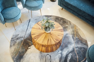 Área de estar no saguão