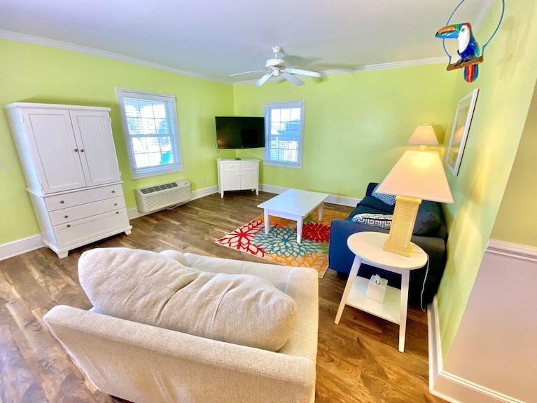 Pet-friendly, Covered Porch, 3 Blocks To Beach! Unit 121 - Atlantic Beach, NC