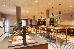 Café da manhã com buffet todos os dias mediante uma taxa