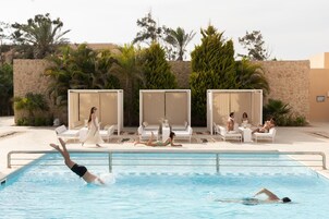 Piscina externa, espreguiçadeiras