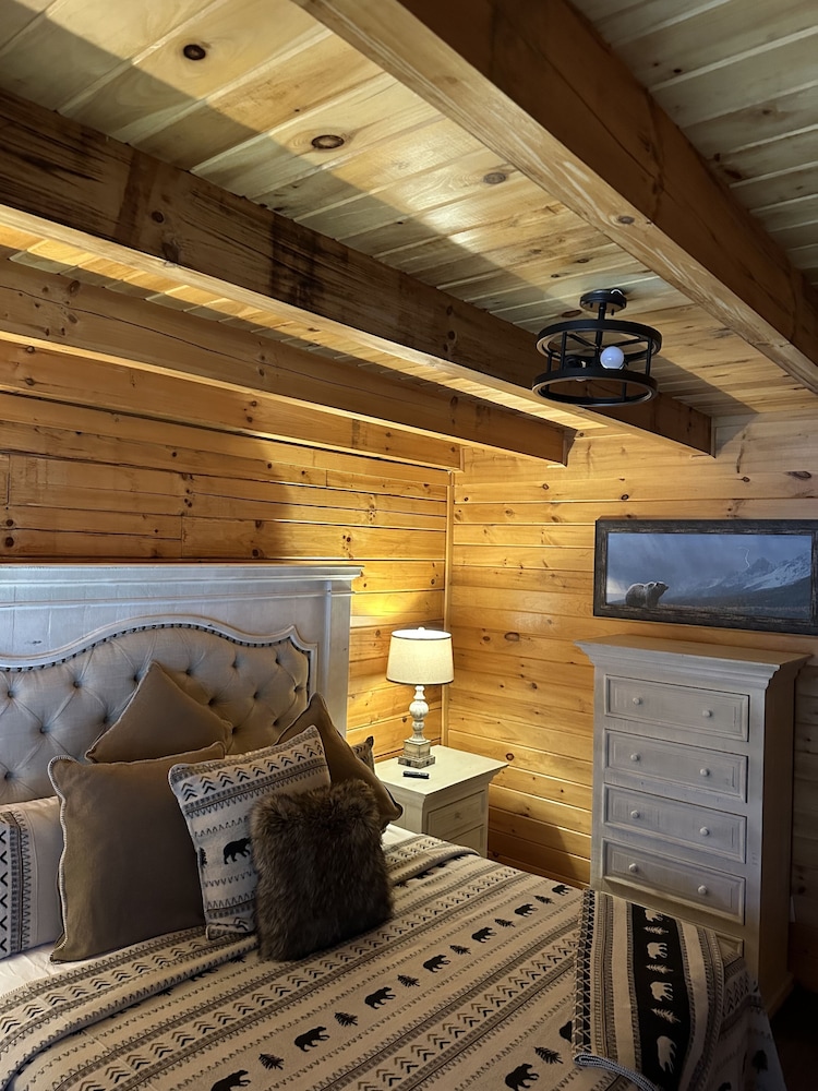 Enjoy Mountain Views While Being Close To Town. 100% 5 Star Reviews. - Douglas Lake, TN