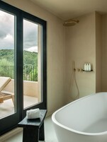 Suite Premium, vista para o vale | Casa de banho | Artigos de higiene ecológicos, um secador de cabelo, roupões, chinelos 