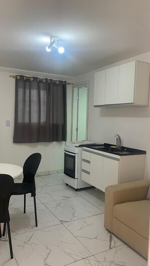 APARTAMENTO 11 - 01 DORMITÓRIO | Cozinha privada | Geladeira, micro-ondas