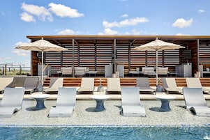 4 piscinas exteriores, da(s) 11:00 à(s) 19:00, toldos (sobretaxa)