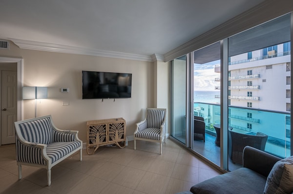 Gorgeous Beach Apartment! Cozy And Warm On The Sand. - Hollywood, FL