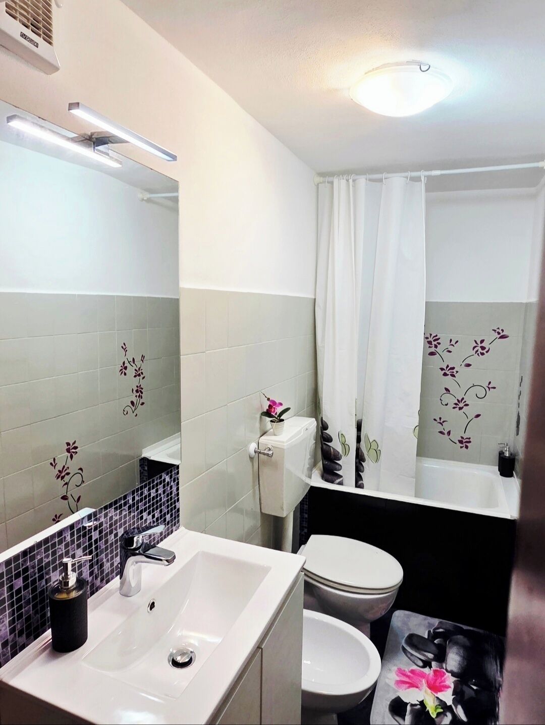 Uma combinação polibã/banheira, uma banheira de imersão total 