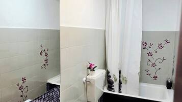 Uma combinação polibã/banheira, uma banheira de imersão total