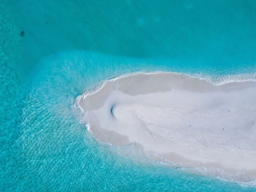 Uma praia privada, praia de areia branca, toldos de praia gratuitos