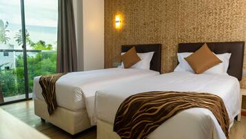 Quarto Twin Deluxe | Edredões de penas, camas de colchão viscoelástico, minibar