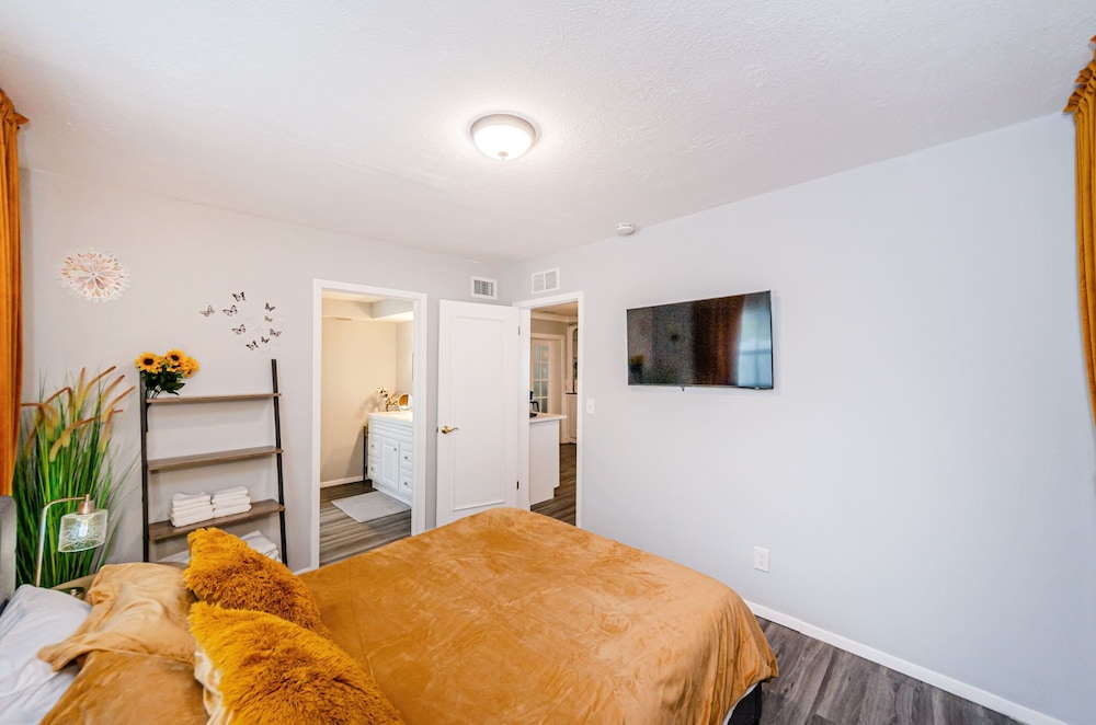 Beautiful, Quaint, And Charming 1 Bedroom Private Suite With Fenced Backyard! - Largo, FL