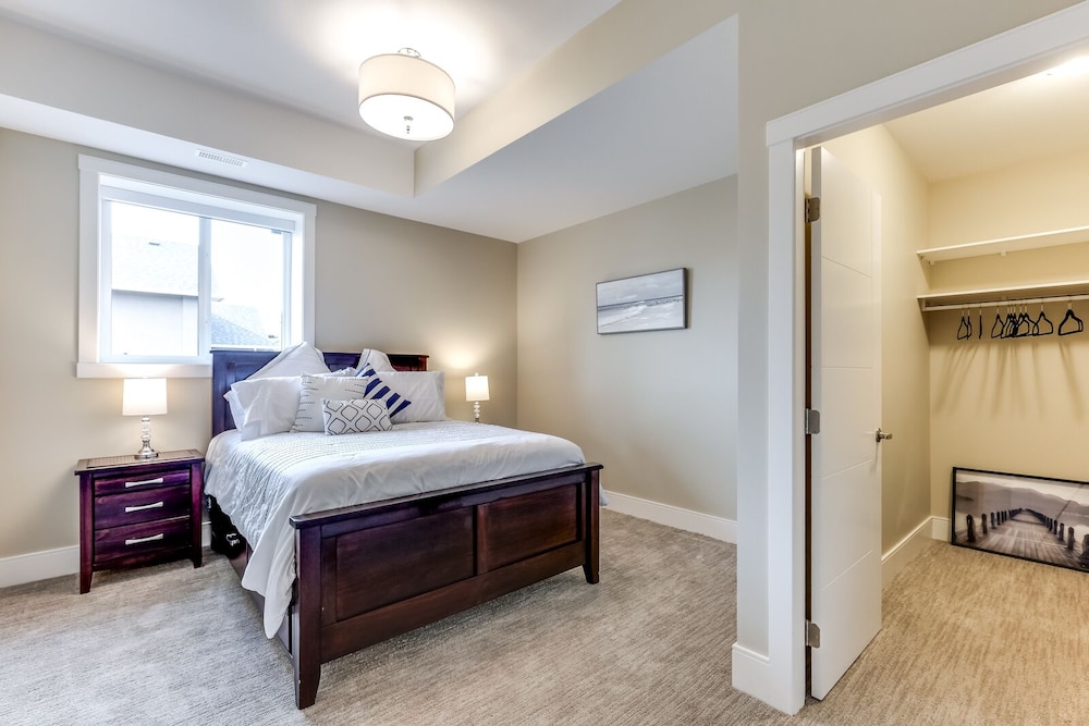 West Kelowna Hidden Gem 1 Bedroom Suite With Full Kitchen, Laundry - West Kelowna