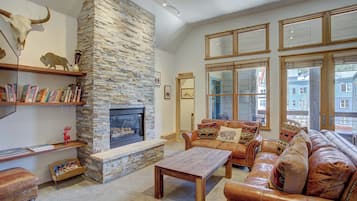 Apartamento em Condomínio Fechado, 3 quartos (Black Bear Lodge) | Sala | Televisor de ecrã plano de 32 polegadas com canais por cabo, televisor