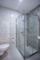 Um polibã, um chuveiro fixo, um secador de cabelo, toalhas fornecidas