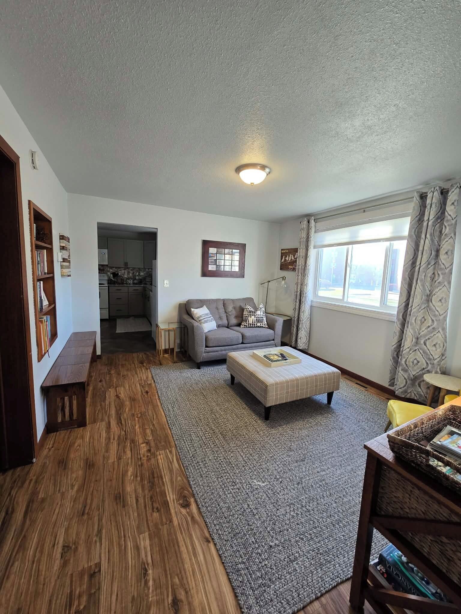 Clean Ground Level Apt/queen Bed/free Parking & Laundry/close To Downtown - North Dakota