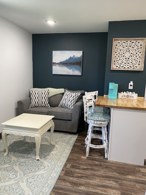 Sycamore Acres 306 Comfortable 1 Bedroom Suite With Full Kitchen And Living Area - Illinois