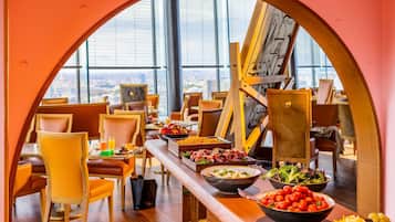 Pequeno-almoço tipo buffet diário (29 EUR por pessoa)