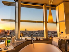 Suíte júnior, 1 cama King, na torre (Eiffel Tower panoramic bath, sunset) | Roupas de cama premium, camas com colchões pillow-top