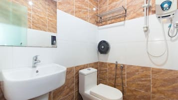 Um polibã, um chuveiro fixo, artigos de higiene pessoal grátis, um bidé