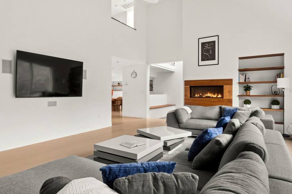 Modern 7-br Chalet Minutes To Mt. Sunapee - New London, NH