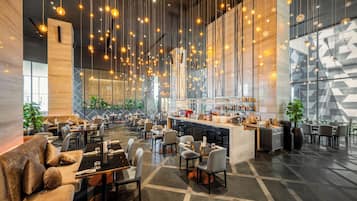 Pequeno-almoço tipo buffet diário (15 USD por pessoa)