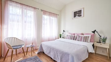 Apartamento, 3 quartos, cozinha, vista para o jardim | Roupas de cama antialérgicas, espaço de trabalho para notebook