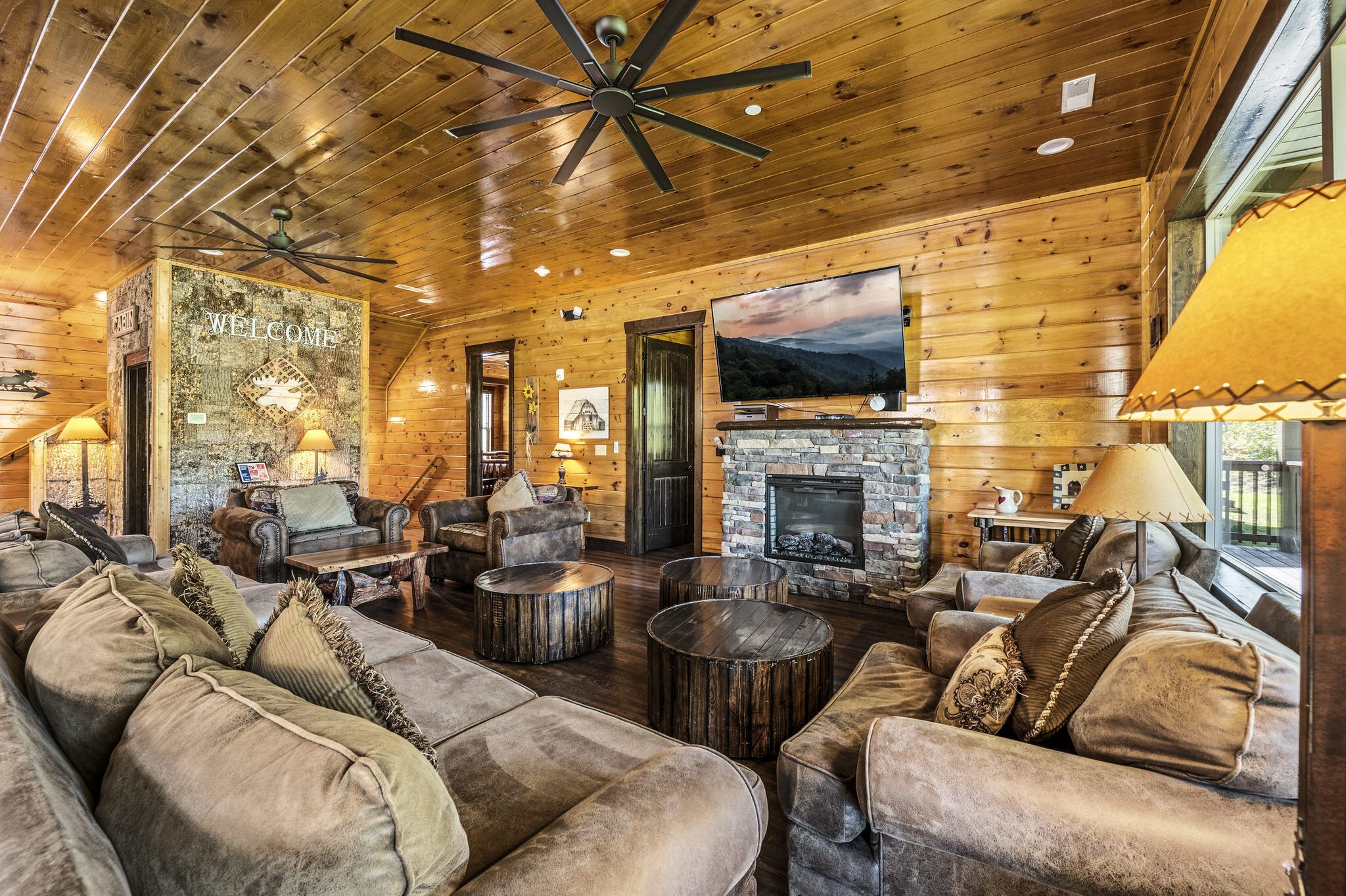Walk To Gatlinburg - Cabin Sleeps 46! Game/theater Room, Pool Access, Hot Tub - Gatlinburg, TN