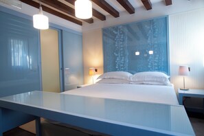 Quarto moderno com cama de vidro, teto de madeira e parede com padrão de folhas.