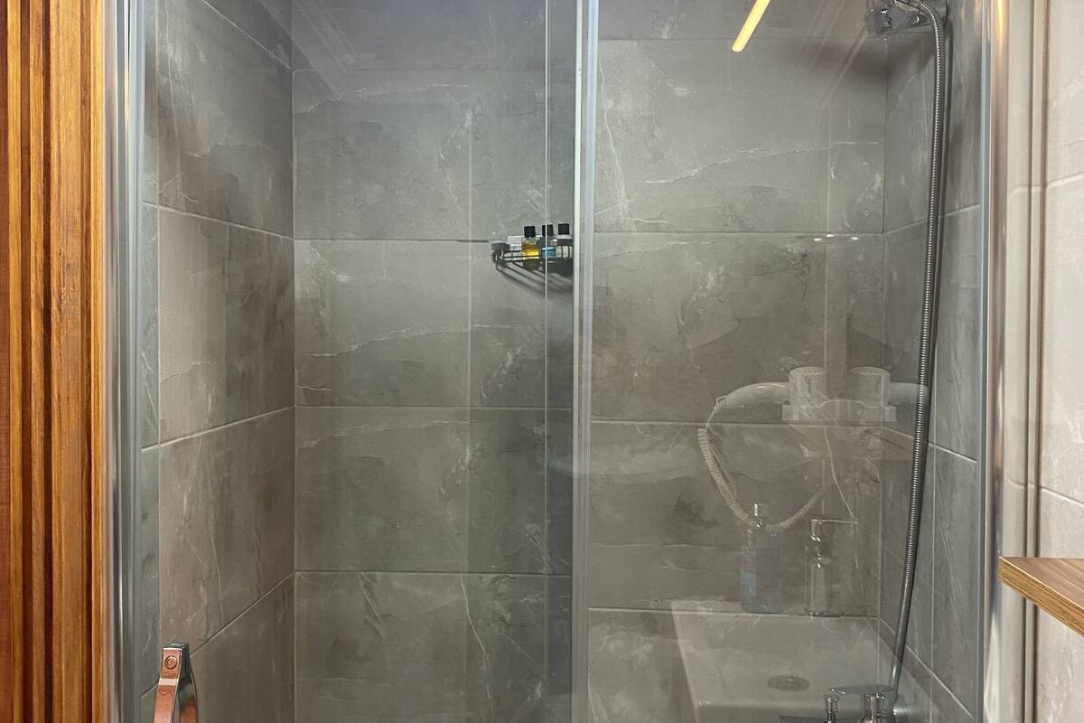 Banheiro | Chuveiro, chuveiro com efeito de chuva, secador de cabelo, chinelos