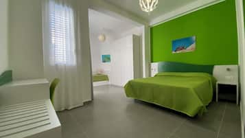 Quarto quádruplo família | Cofres nos quartos, individualmente decorados