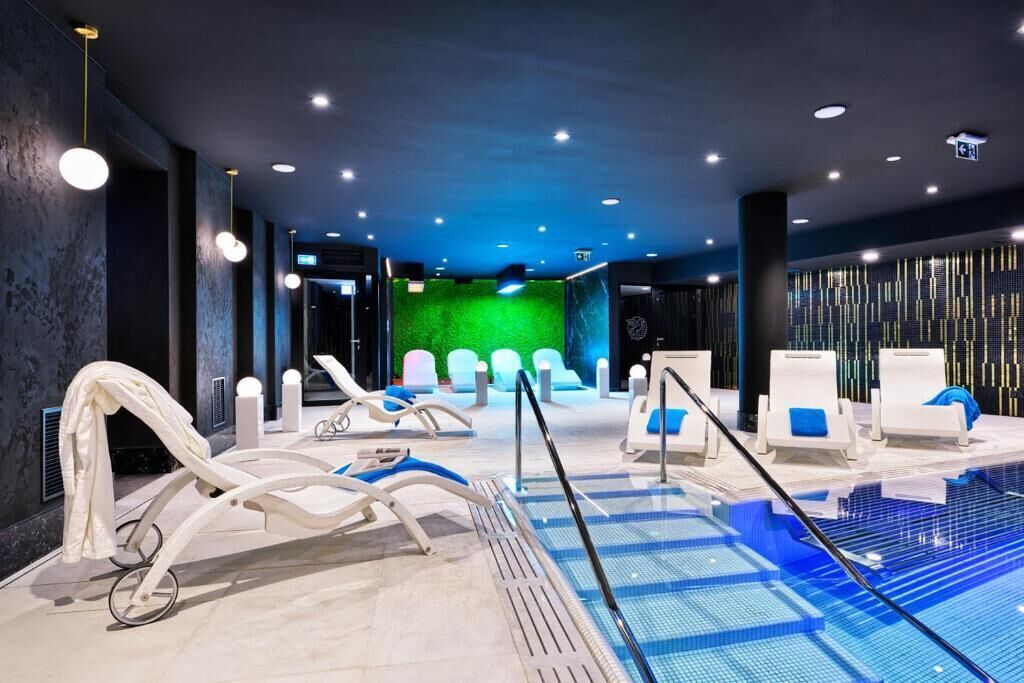 Piscina interior, espreguiçadeiras 