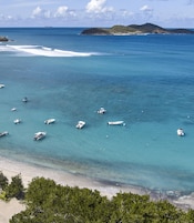 Na praia, areia branca, bar na praia