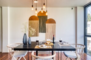 Two-Bedroom Apartment | Sala de estar | Televisor LED 