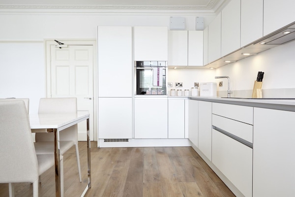 Apartamento Clássico | Cozinha privada | Um frigorífico/congelador grande, um micro-ondas, um forno