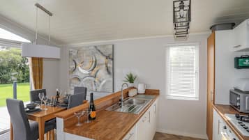 Um frigorífico, uma máquina de lavar louça, uma chaleira elétrica