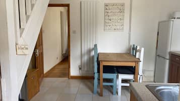 Um frigorífico, uma chaleira elétrica, uma torradeira