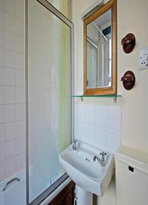 Um polibã, artigos de higiene pessoal grátis, toalhas fornecidas, sabão 